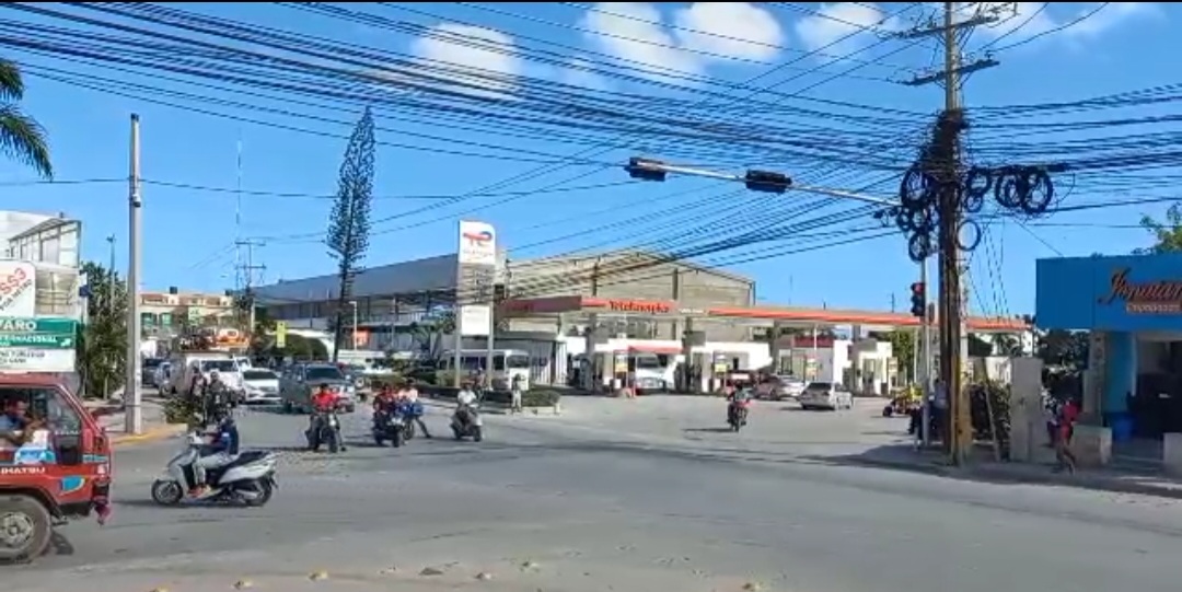 Conductores cruzan semáforo de Verón en luz roja ante presencia de ...