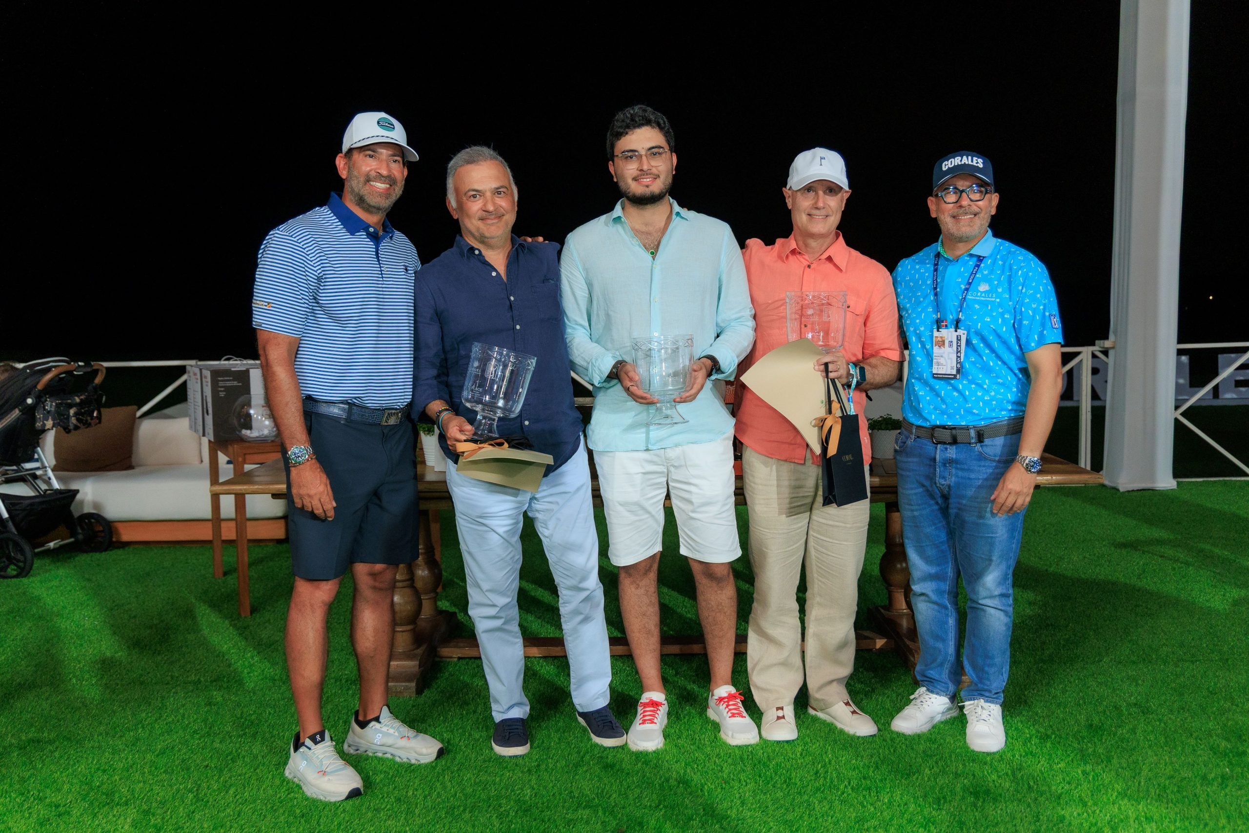 Golfistas profesionales y amateurs compiten en torneo Pro-Am durante la ...