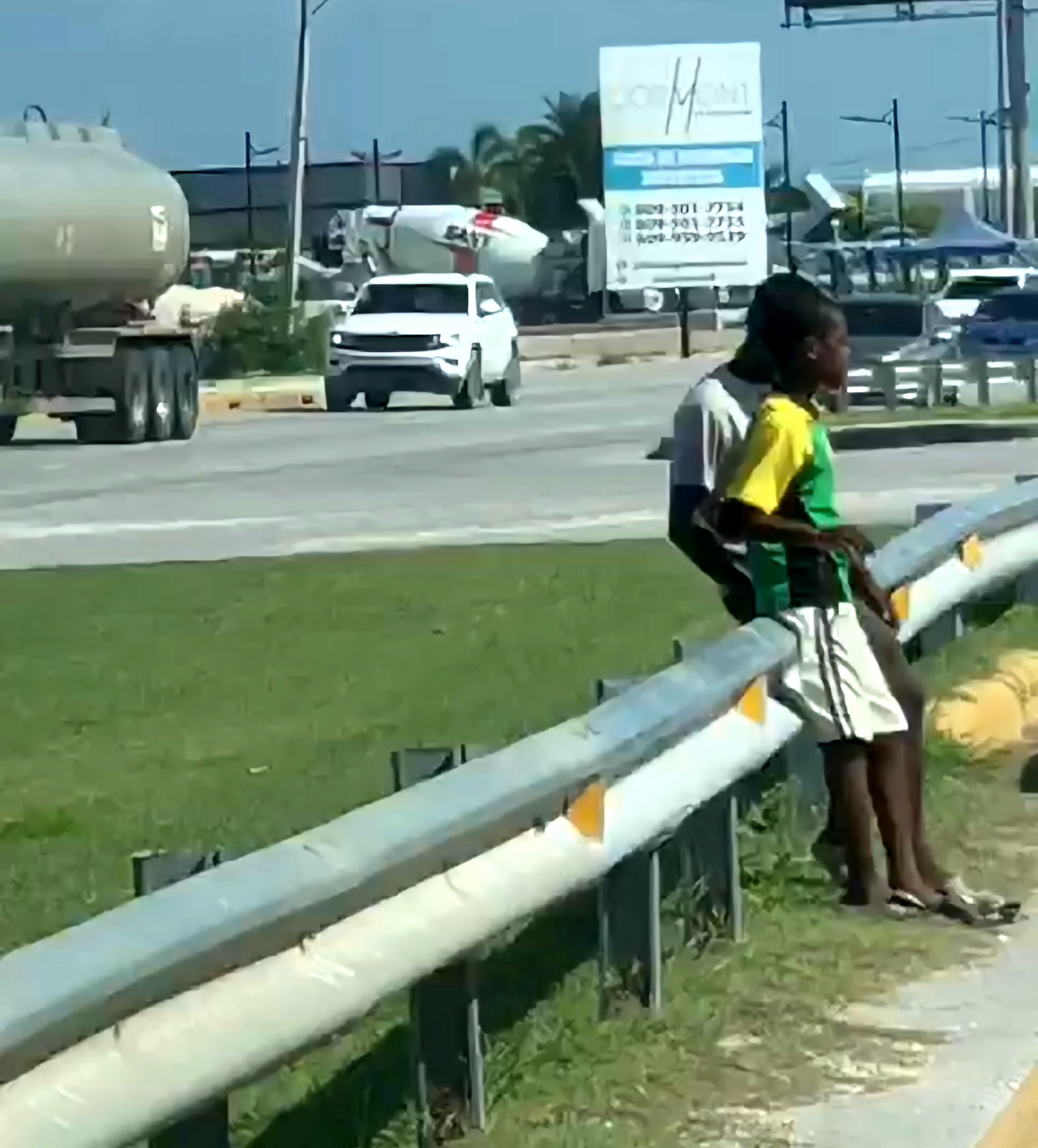 Denuncian presencia constante de niños pedigüeños en semáforos de Verón ...
